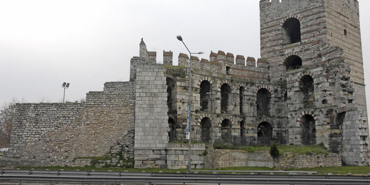 İstanbul’un Ayaklı Tarihi: Surlar ve Kapılar